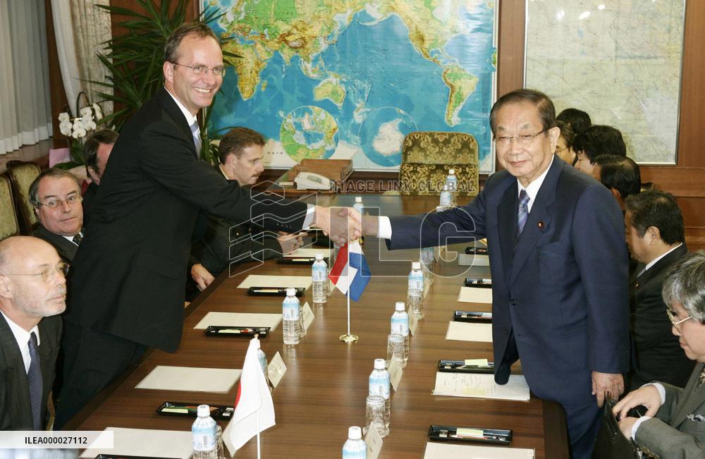 Dutch, Japanese defense chiefs meet to discuss troops in Iraq ...