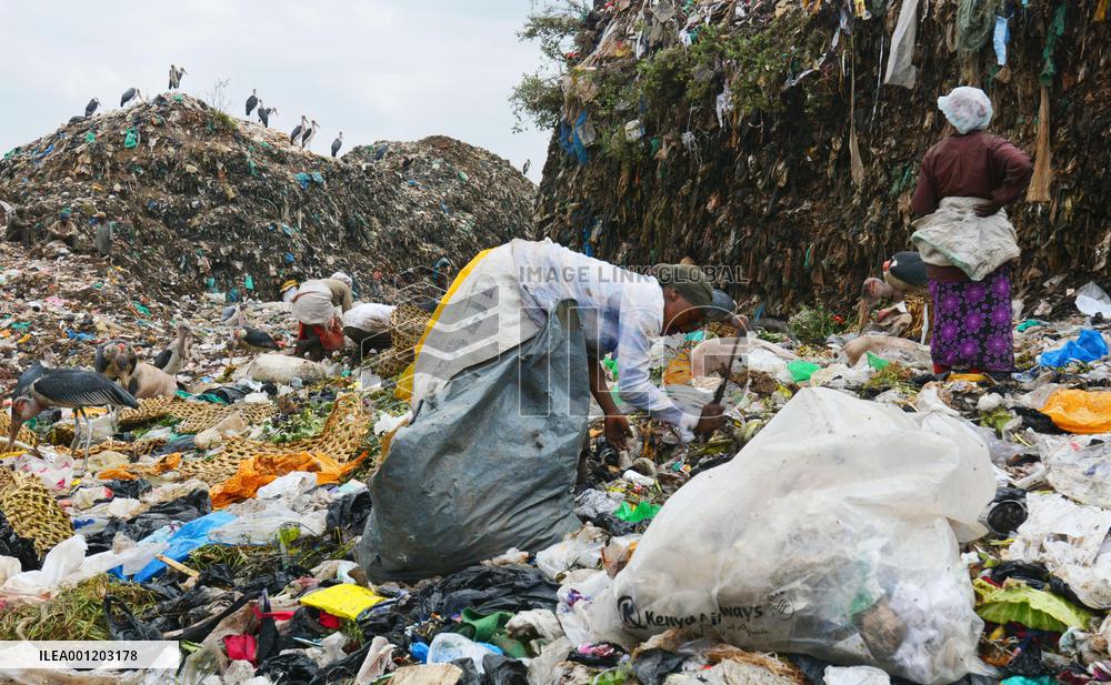 People collect e-waste at dump in Kenya | Imagelinkglobal ILG: Product ...