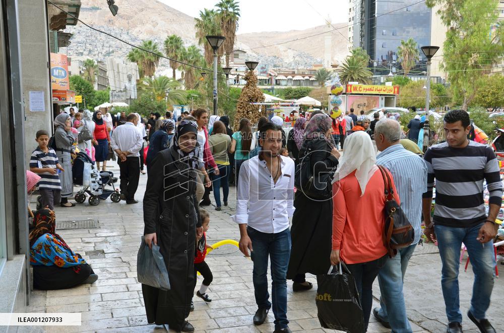 Damascus shopping street crowded with people | Imagelinkglobal ILG ...