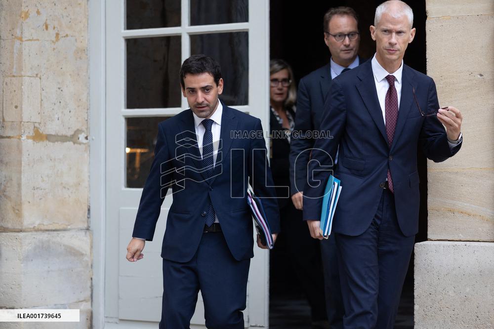 Prime minister meets with political group chairman - Paris ...