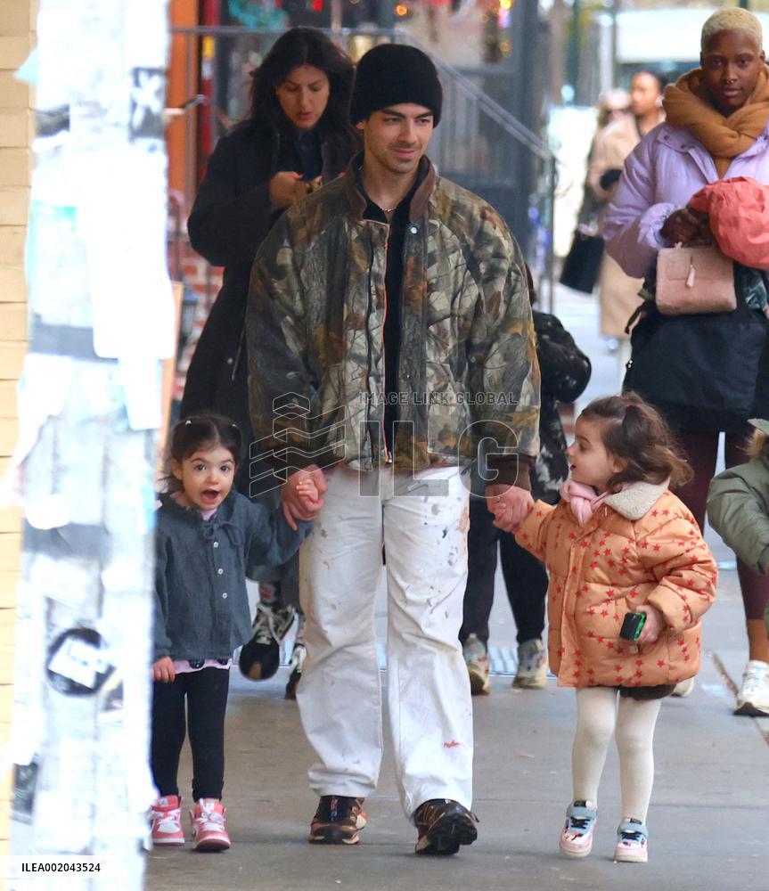 Joe Jonas Out With Daughters Nyc Imagelinkglobal Ilg Product