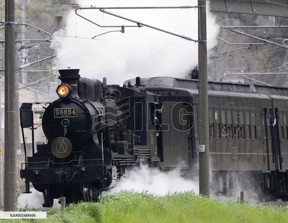 Final run of steam locomotive Hitoyoshi in southwestern Japan ...